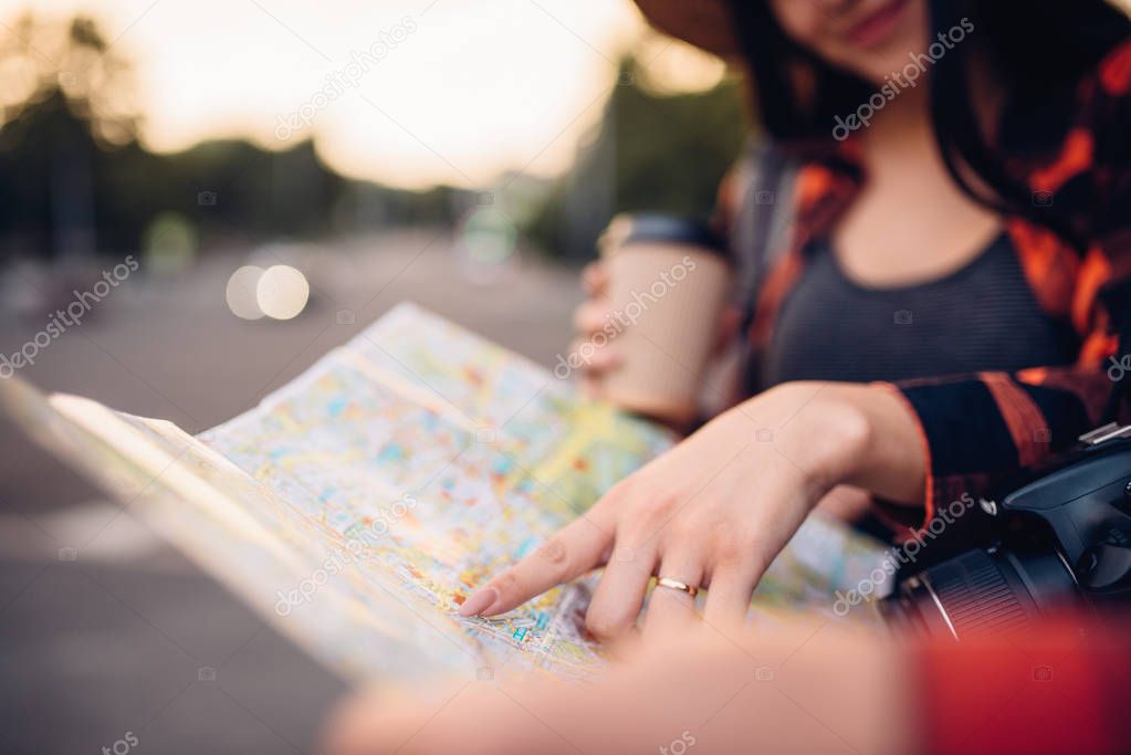 Los turistas estudian el mapa de las atracciones de la ciudad ...