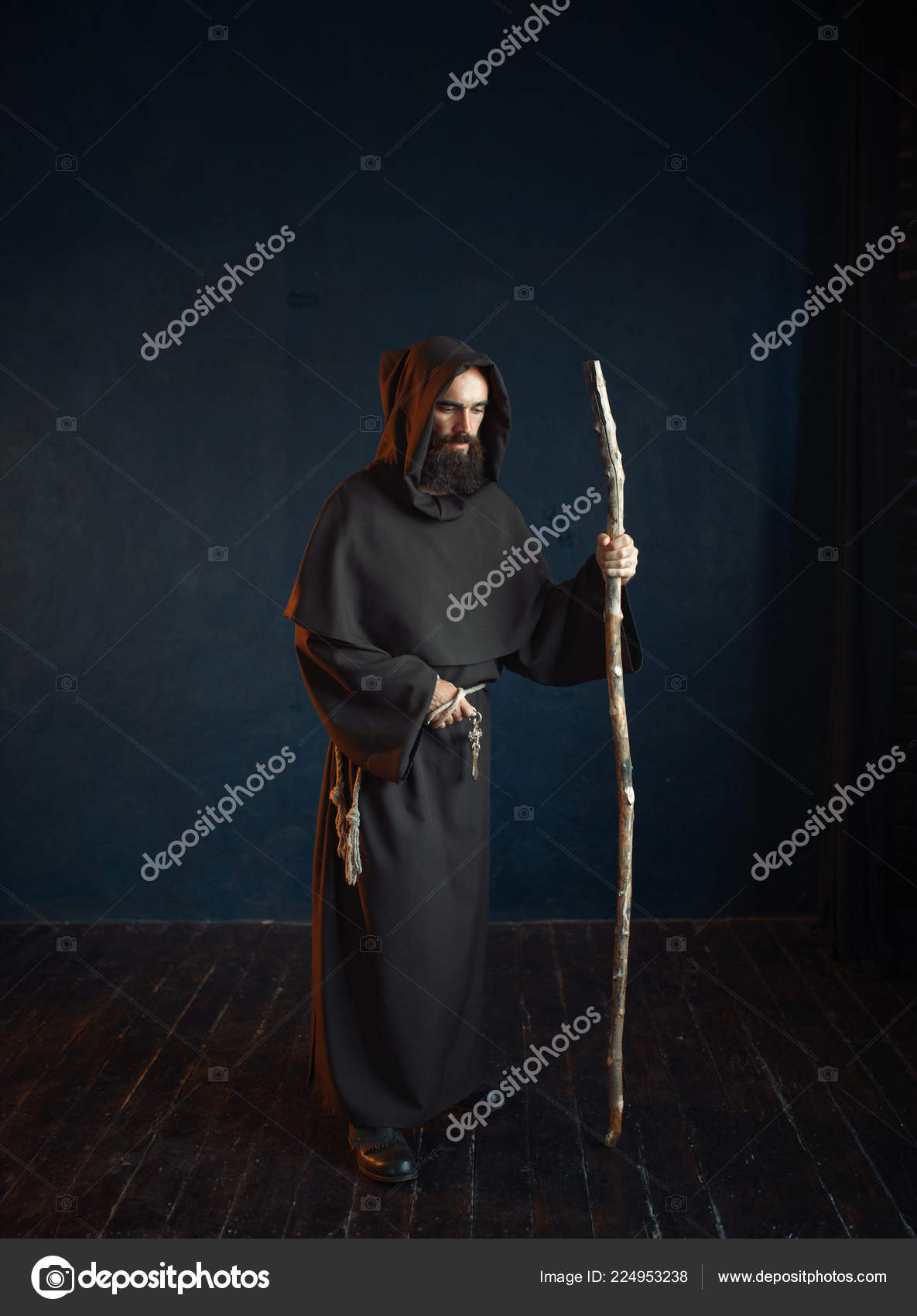 Monje Medieval Rezando La Silueta Del Monje Budista Está Sentada