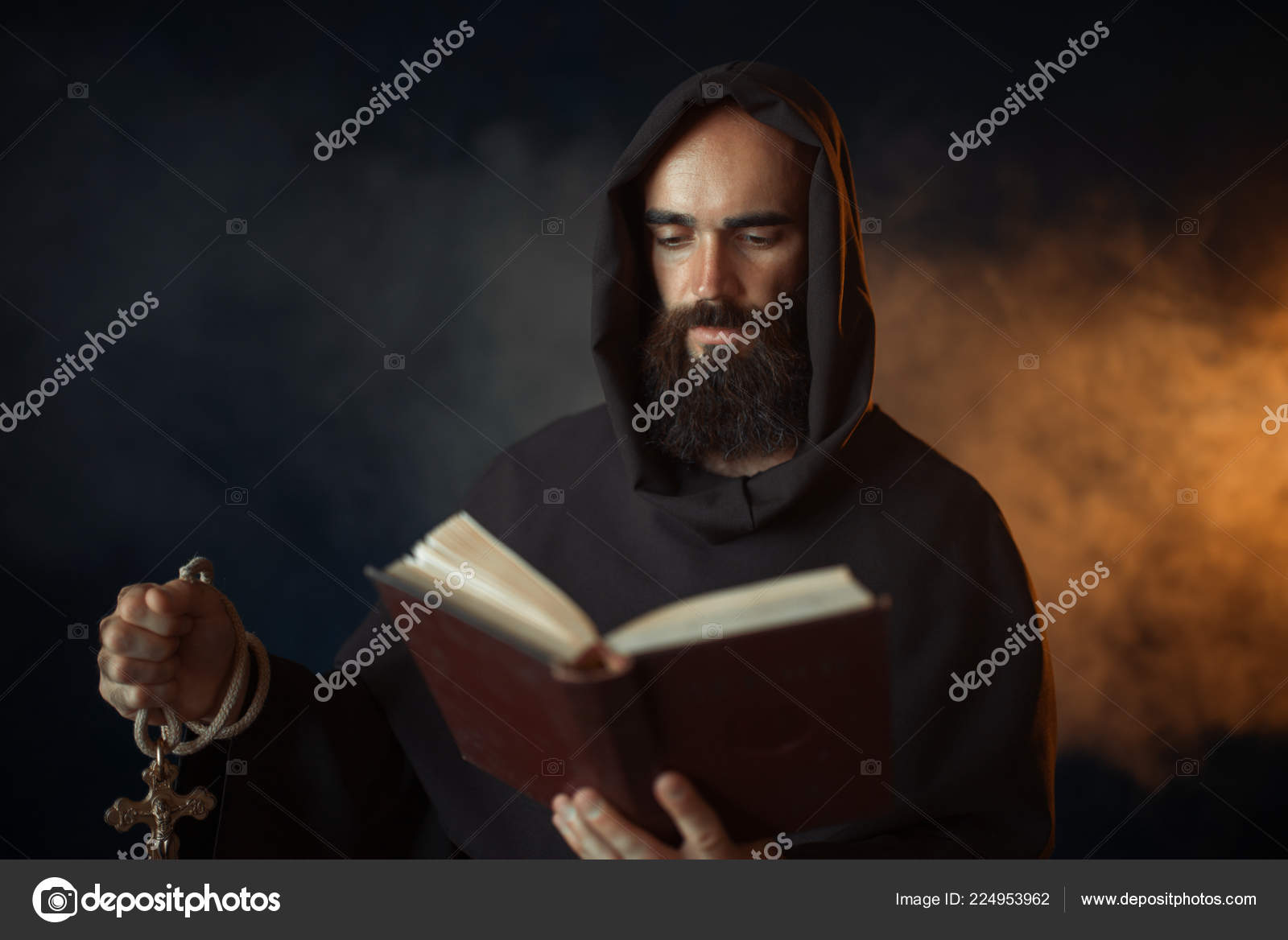 Monje Medieval Rezando La Silueta Del Monje Budista Está Sentada