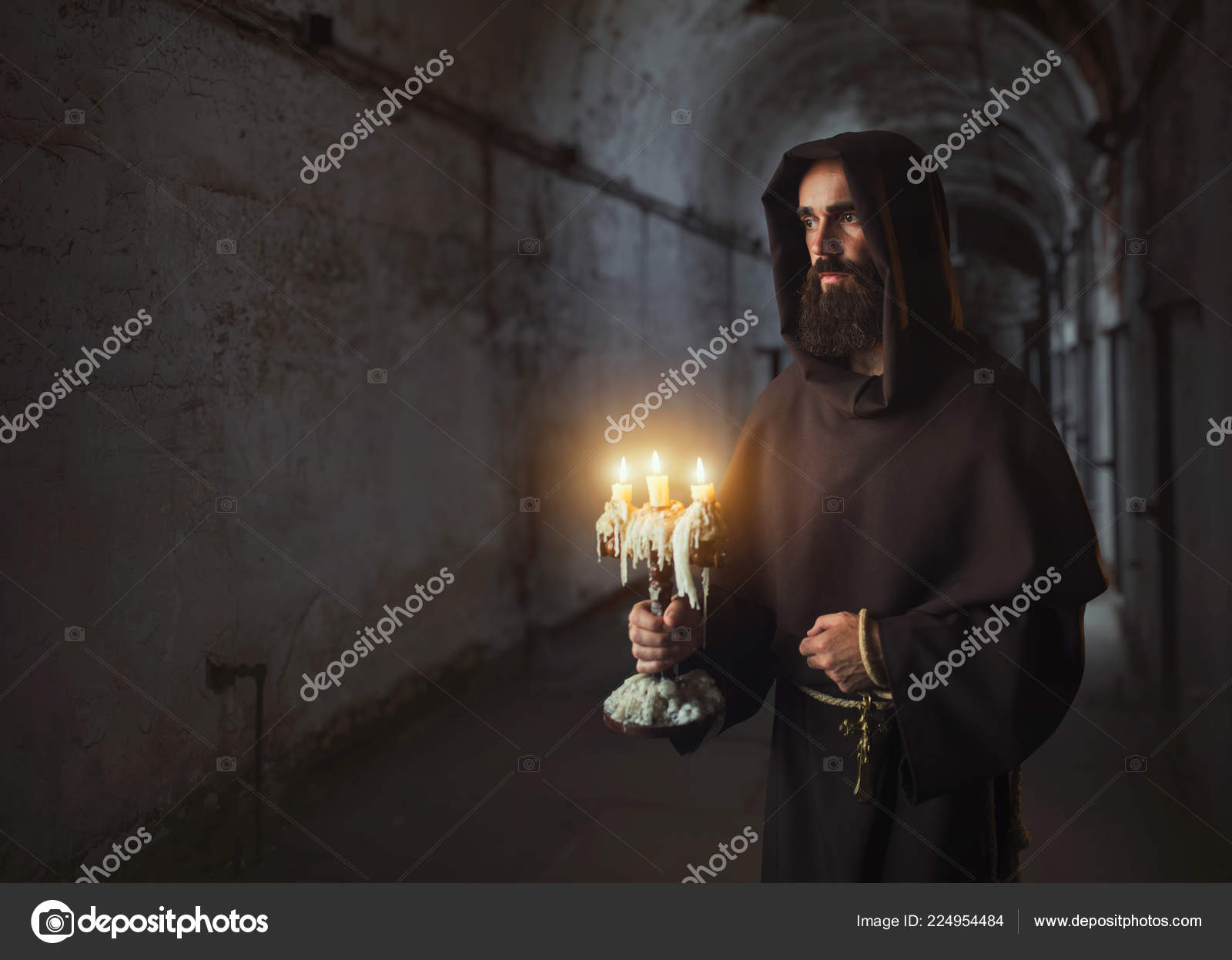 Monje Medieval Bata Sostiene Candelero Las Manos Templo Ritual Secreto ...