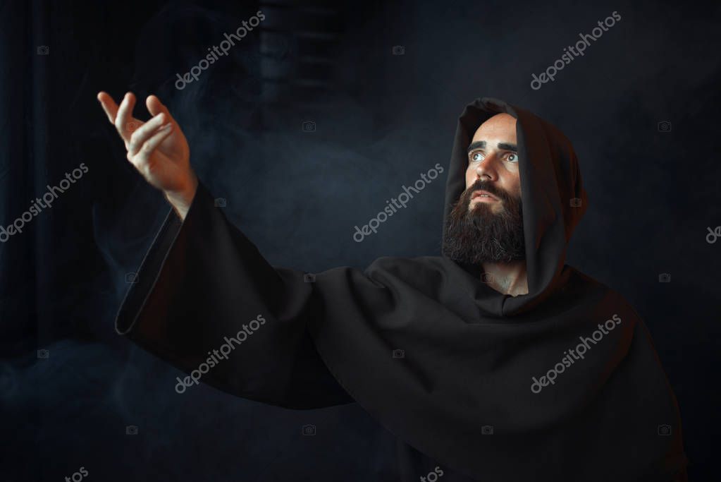 Monje Medieval Rezando La Silueta Del Monje Budista Está Sentada