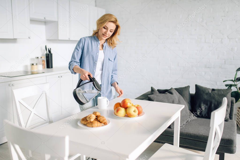 Mujer feliz cocinando el desayuno en la cocina. Persona femenina en ...