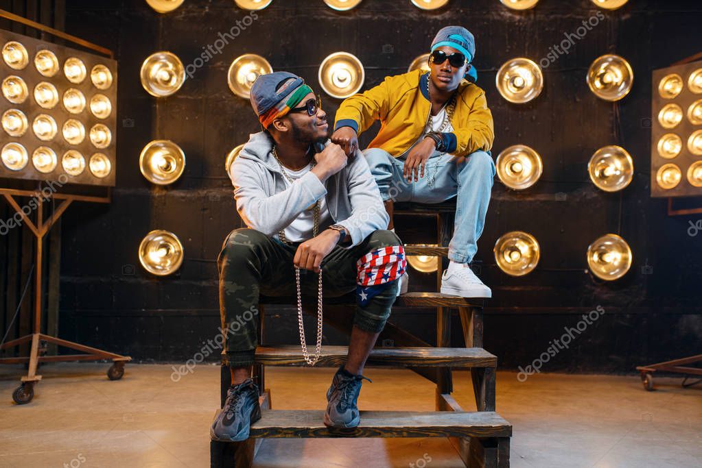 Dos raperos africanos sentados en los escalones, perfomance en el ...