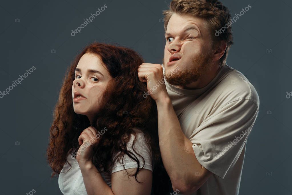 Pareja joven se enfrenta aplastado en vidrio transparente, emoción ...