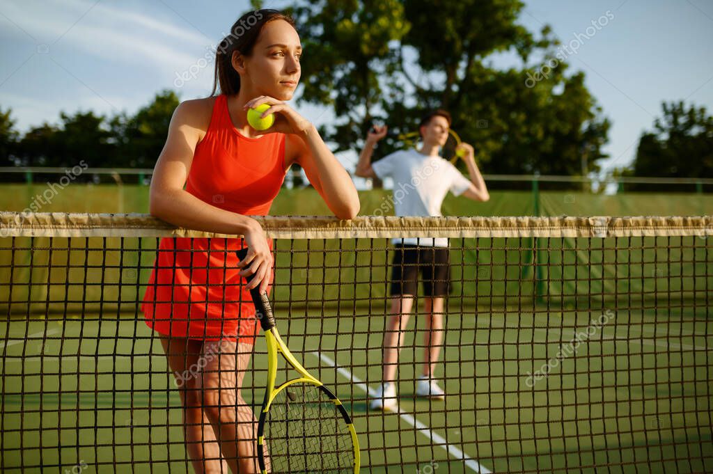 Jugadoras de tenis masculinas y femeninas con raquetas, entrenando en ...