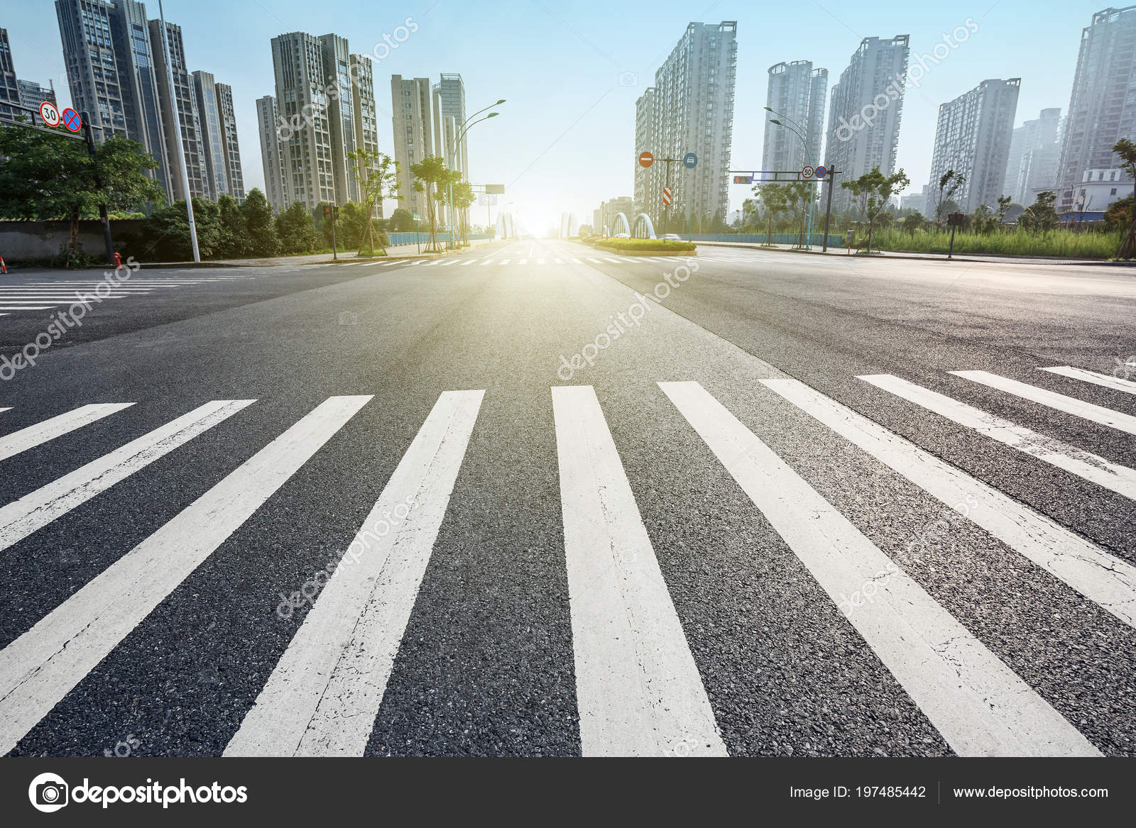Cruce Cebra Ciudad Moderna — Foto de stock #197485442 © zhudifeng