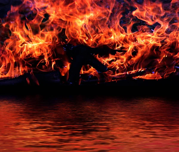 Lahar dan lava panas ada orang di rantai gosong gambar realistis ...