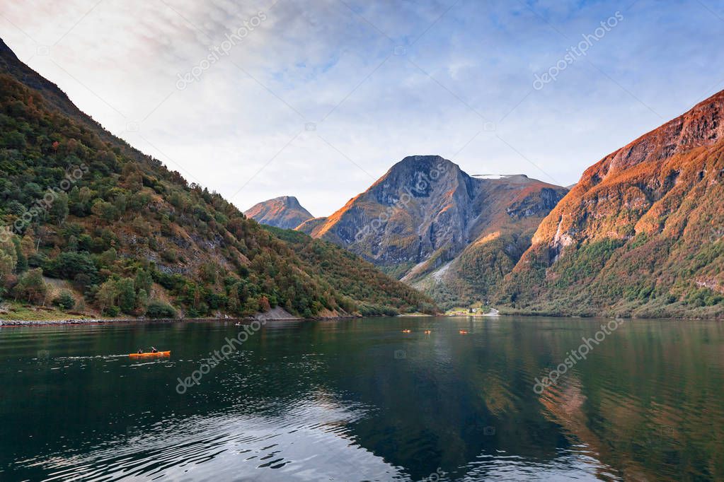 Paisajes escénicos de los fiordos noruegos del norte. Hermosa vista de la costa de Sognefjord en ...