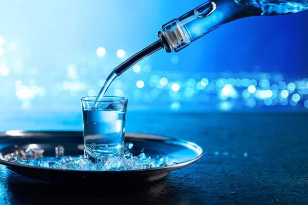 Vodka Vertido Vidrio Iluminado Con Luz Fondo Azul Copiar Espacio — Foto ...