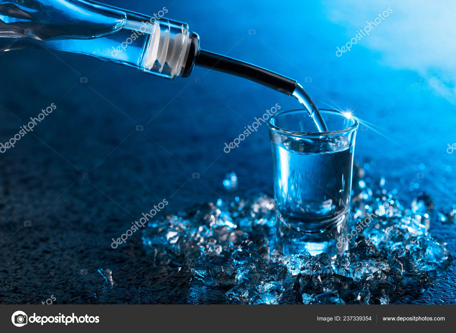 Vodka Vertido Vidrio Iluminado Con Luz Fondo Azul Copiar Espacio ...