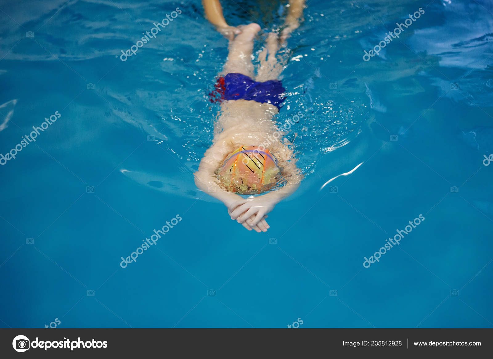 Chico Con Gorra Natación Nada Una Piscina Buceo Estilo Vida — Foto de ...
