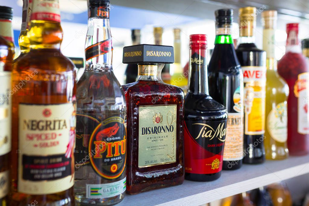 Gdansk, Polonia - 24 de mayo de 2018: Selección de botellas de licor en ...