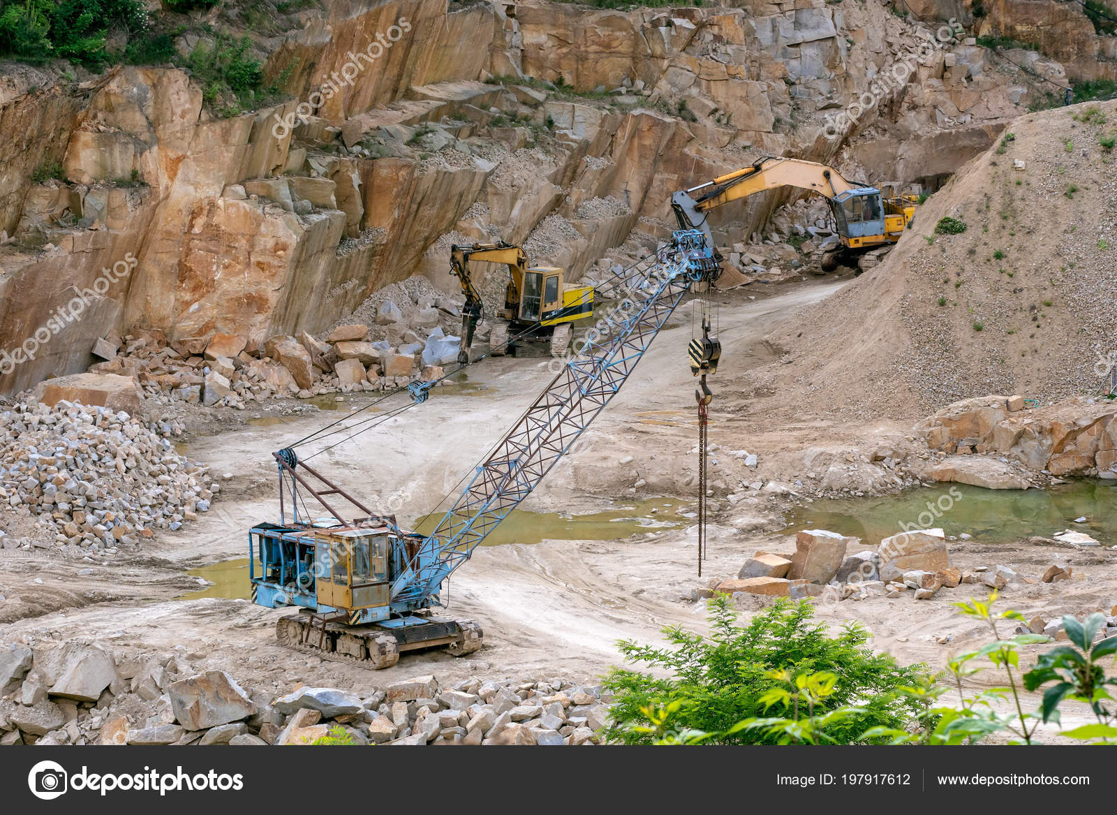 Mining Granite Quarry Working Mining Machine Old Crane Digger Mining ...