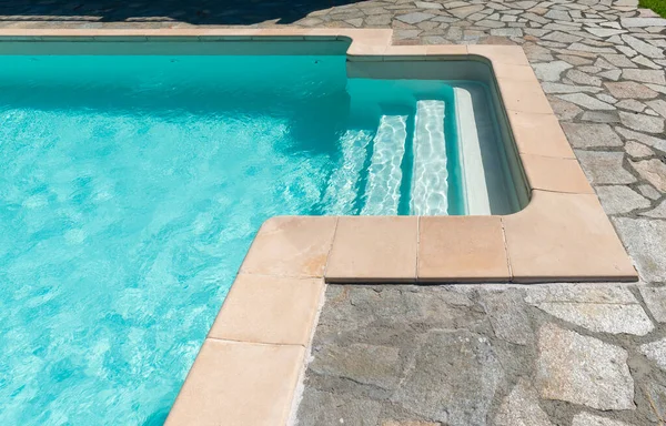 Jardin avec piscine images libres de droit, photos de Jardin avec ...