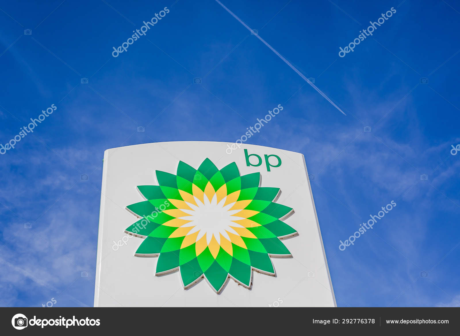 Logo BP pada pom bensin nya — Foto Editorial Stok © dvoevnore #292776378