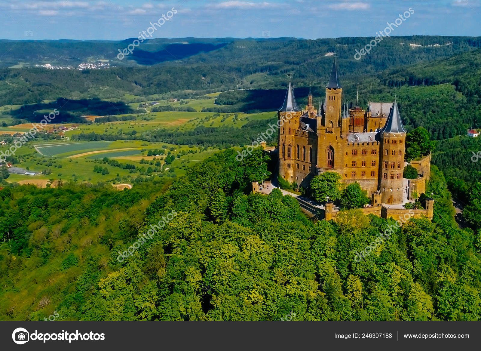 Vista Aérea Del Famoso Castillo Hohenzollern Alemania Foto Tomada Con ...