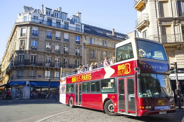 PARÍS, FRANCIA - 4 DE OCTUBRE DE 2016: Autobús turístico en el corazón ...