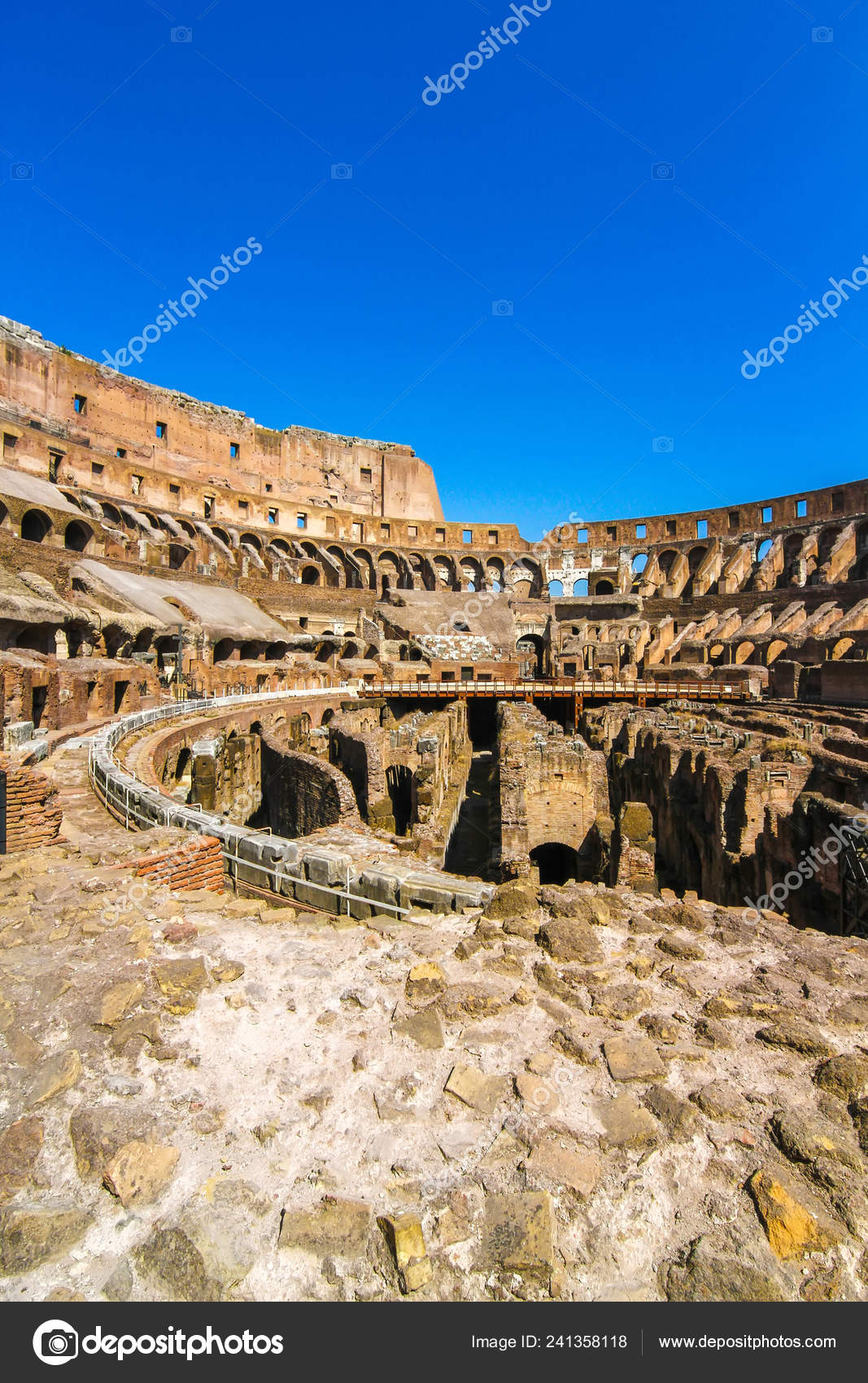 Vista interior del Coliseo de Roma — Foto editorial de stock #241358118 ...