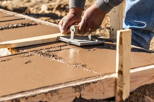Trabajador de la construcción usando la mano Groover en el cemento ...