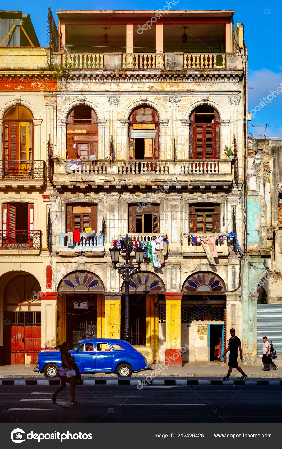 Colorful Old Decaying Building Classic Car Old Havana — Stock Editorial ...