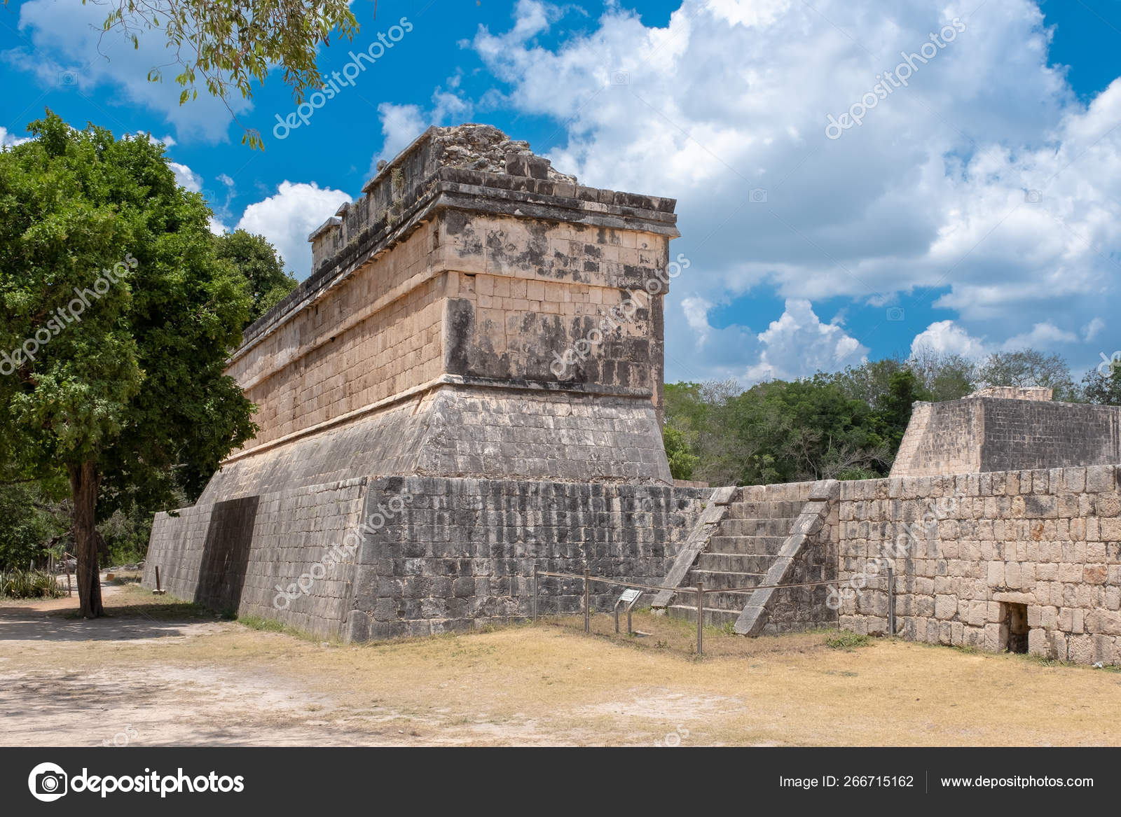 The ancient ball game arena at Chichen Itza in Mexico — Stock Photo ...