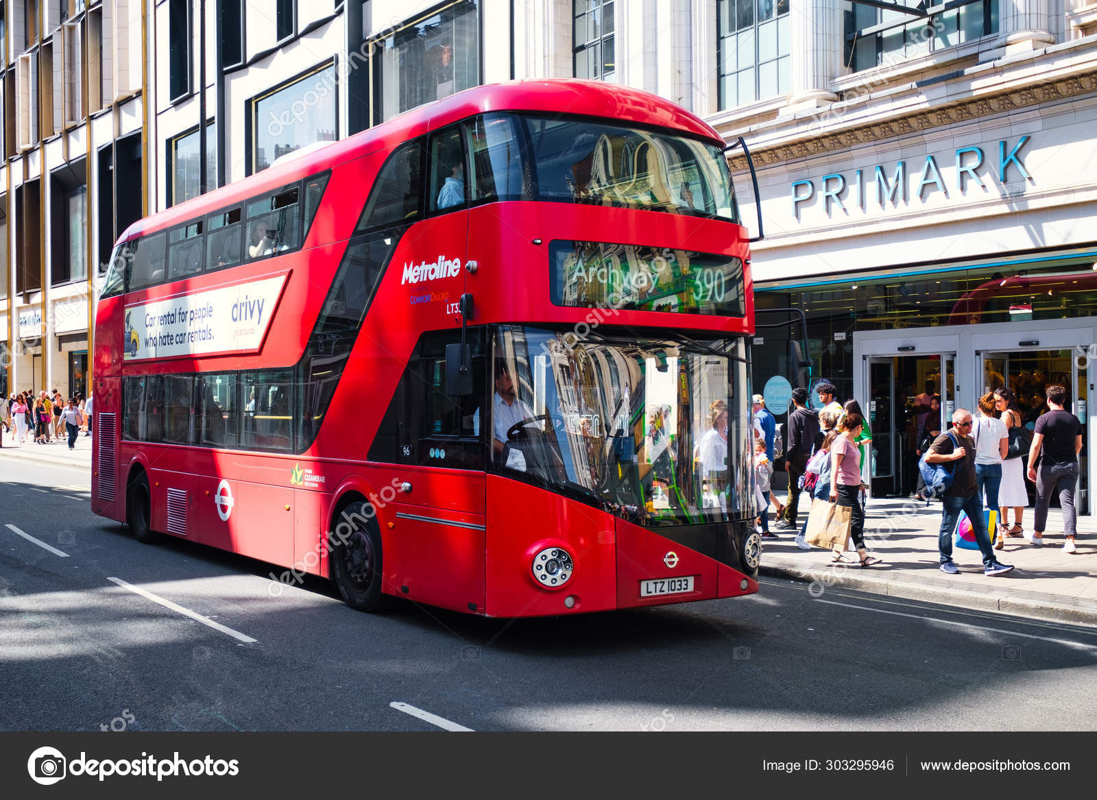 Autobús rojo típico de dos pisos en Oxford Steet en Londres — Foto ...
