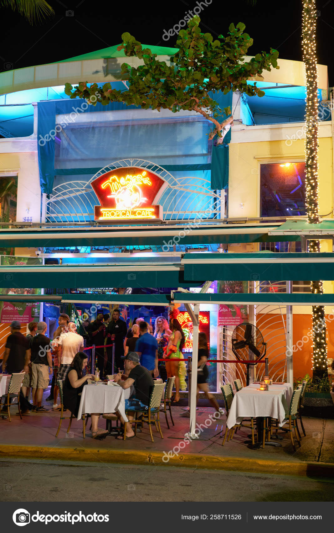 Mangos Cafe Miami Beach night photo — Stock Editorial Photo © felixtm ...