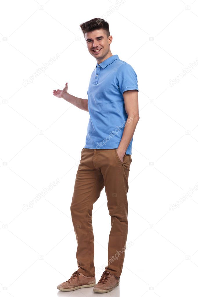 imagen de cuerpo completo de un hombre casual que presenta algo sobre ...