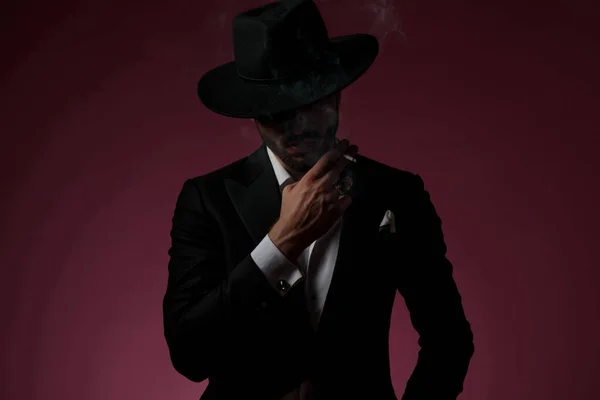 Hombre poderoso fotos de stock, imágenes de Hombre poderoso sin ...