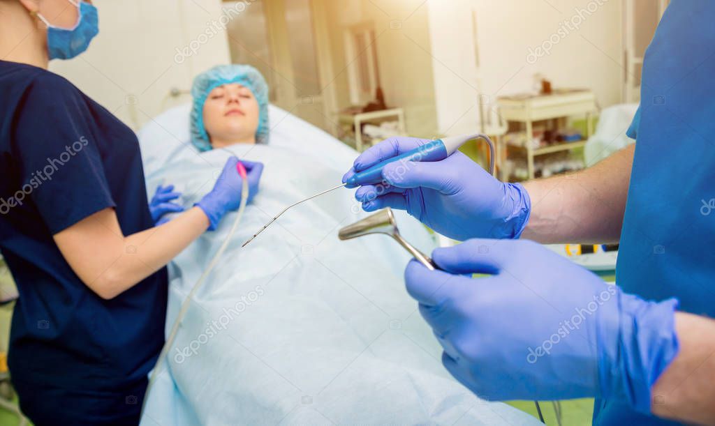 Vaporización láser de concha nasal con método de tecnología de coblación. Cirugía endoscópica ...