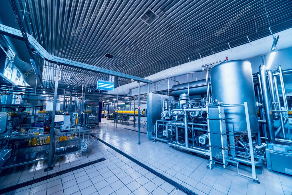 Interior moderno de una cervecer a. Barriles y tuber as. Interior de f brica. Contexto ...