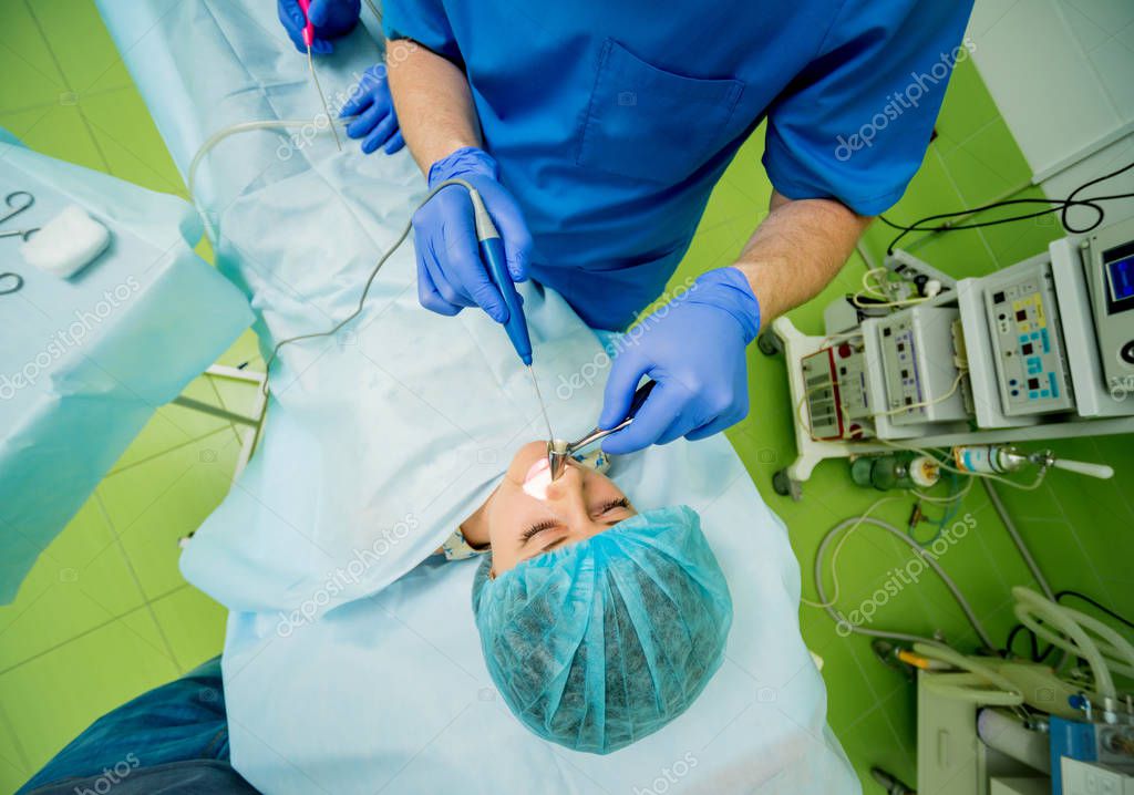 Vaporización láser de concha nasal con método de tecnología de coblación. Cirugía endoscópica ...