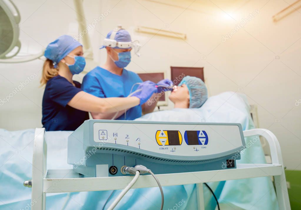 Vaporización láser de concha nasal con método de tecnología de coblación. Cirugía endoscópica ...