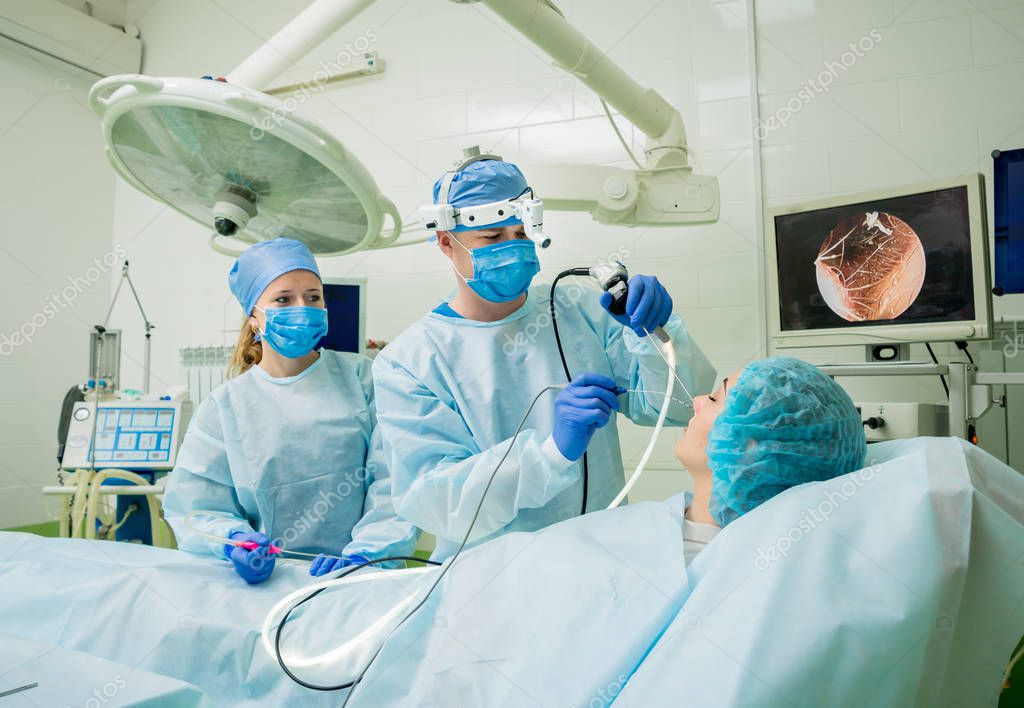 Cirug a endosc pica sinusal. Vaporizaci n l ser de concha nasal. Equipos m dicos modernos 2024