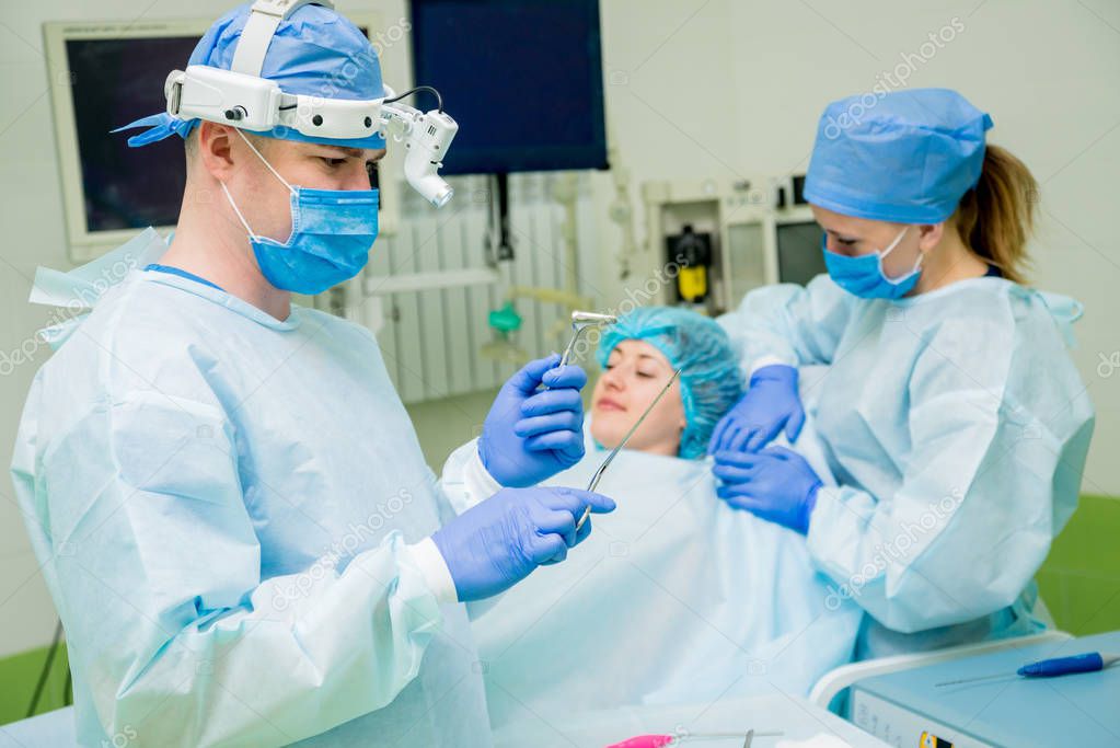 Cirug a endosc pica sinusal. Vaporizaci n l ser de concha nasal. Equipos m dicos modernos 2024