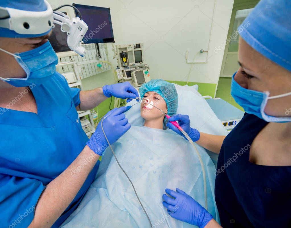 Vaporización láser de concha nasal con método de tecnología de coblación. Cirugía endoscópica ...