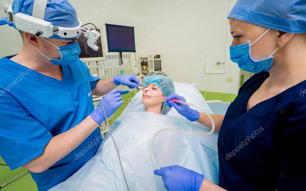 Vaporización láser de concha nasal con método de tecnología de coblación. Cirugía endoscópica ...