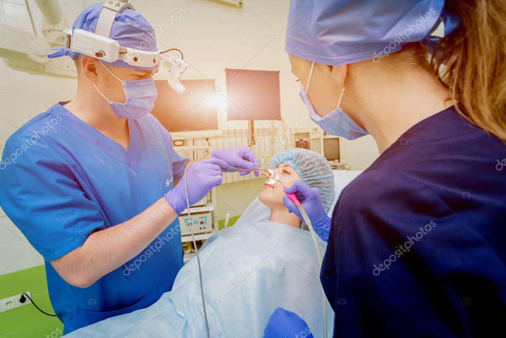 Vaporización láser de concha nasal con método de tecnología de coblación. Cirugía endoscópica ...