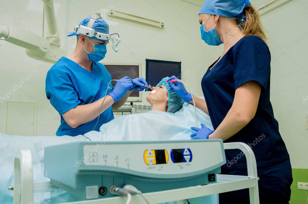 Vaporización láser de concha nasal con método de tecnología de coblación. Cirugía endoscópica ...