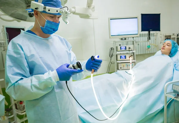 Cirug a endosc pica sinusal. Vaporizaci n l ser de concha nasal. Equipos m dicos modernos 2024