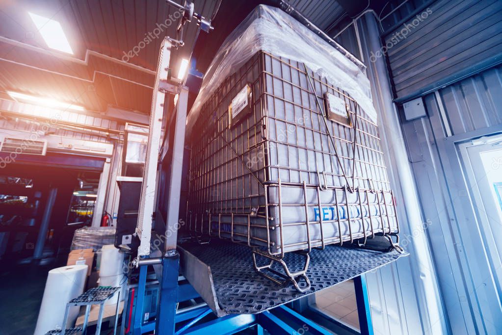 Cargador de montacargas. Equipo de camión apilador de paletas en el ...