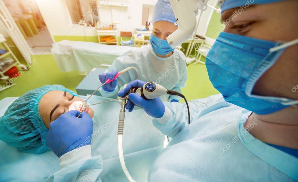 Cirugía endoscópica sinusal. Vaporización láser de concha nasal. Equipos médicos modernos 2022