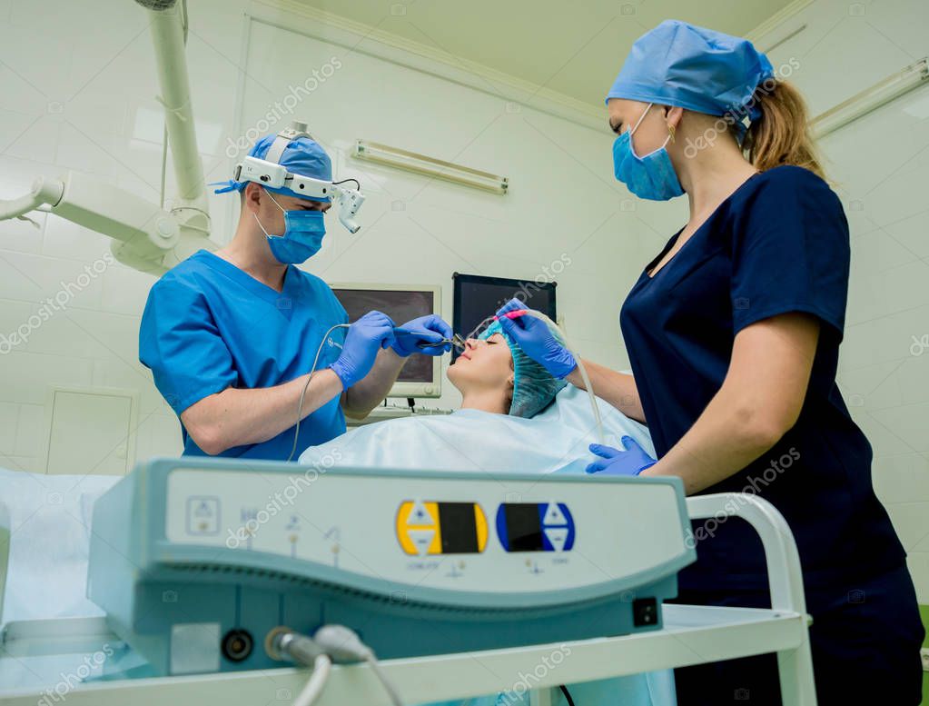 Vaporización láser de concha nasal con método de tecnología de coblación. Cirugía endoscópica ...