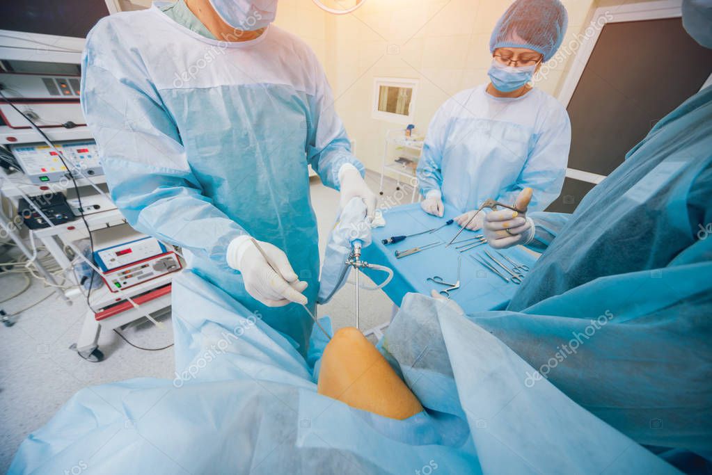 Cirug a de artroscopio. Cirujanos ortop dicos en equipo en quir fano con modernas herramientas ...