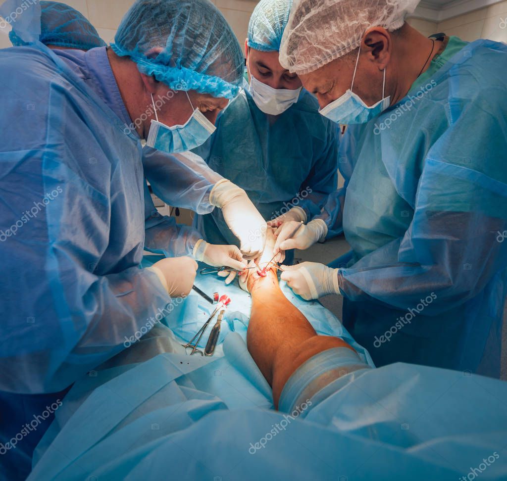 Proceso de cirug a de trauma. Grupo de cirujanos en quir fano con equipo quir rgico. Formaci n m ...
