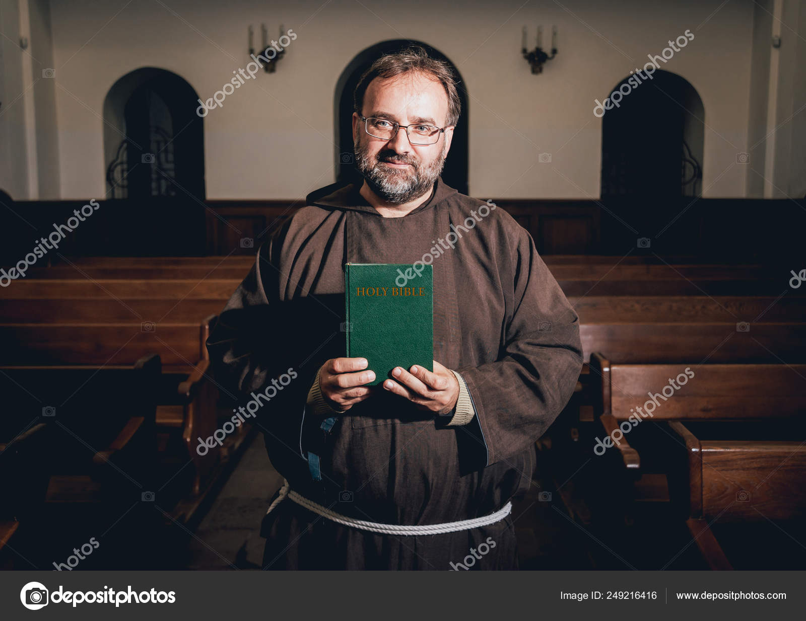 Munk Kläder Med Bibeln Händerna Kyrkan Bakgrund — Stockfotografi ...