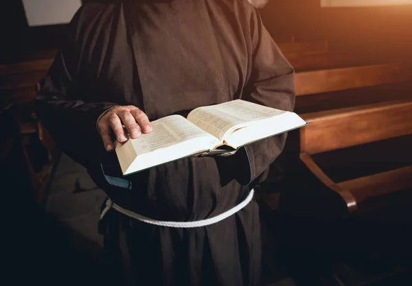 Munk Kläder Med Bibeln Händerna Kyrkan Bakgrund — Stockfotografi ...