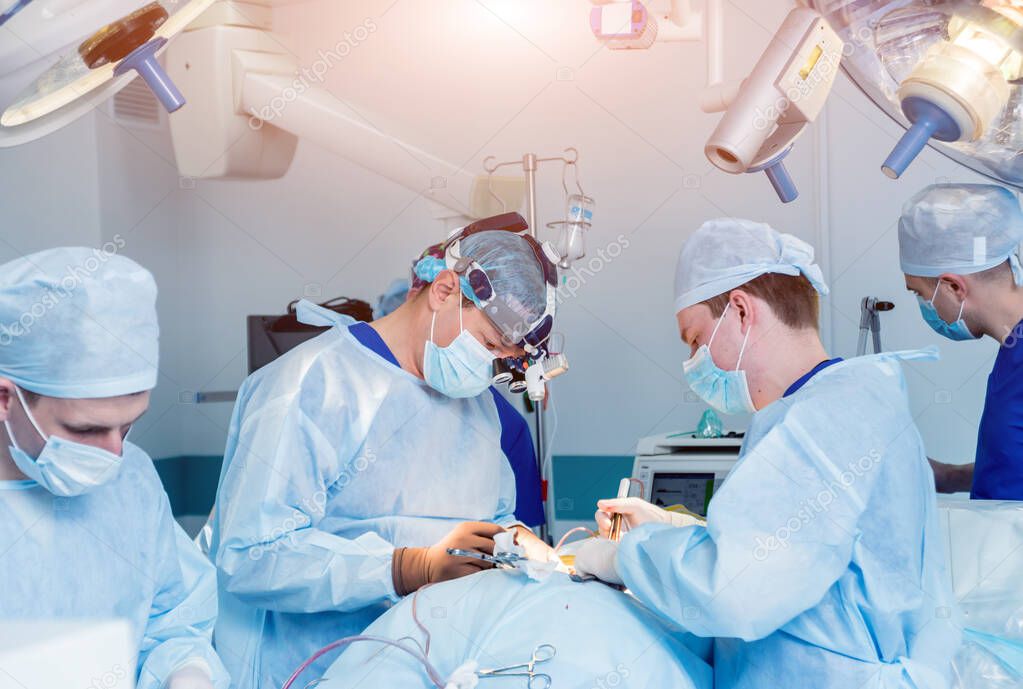 Cirug a de columna. Grupo de cirujanos en quir fano con equipo quir rgico. Laminectom a 2024