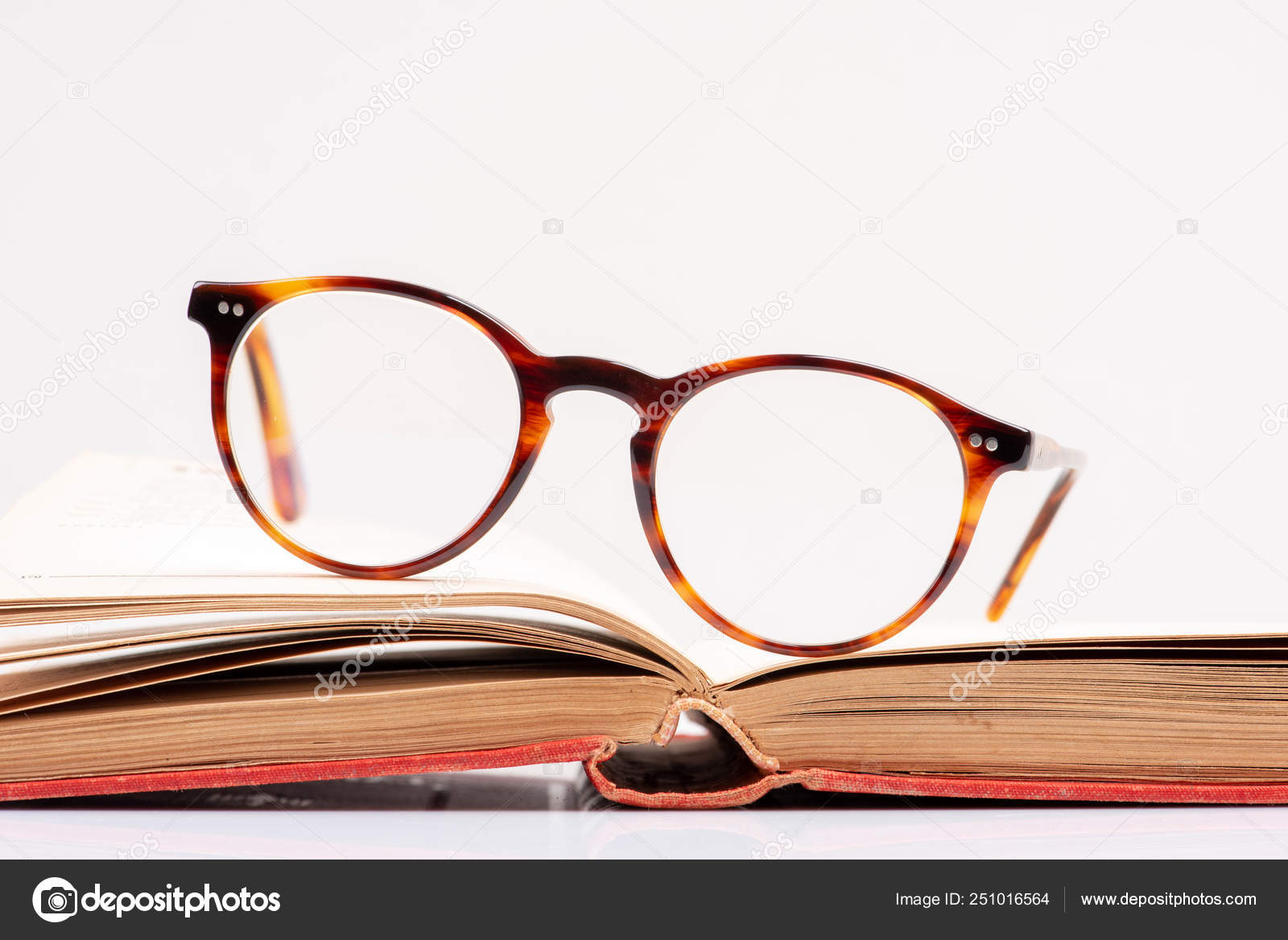 Libro Abierto Con Anteojos Lectura Cerca — Foto de stock #251016564 ...