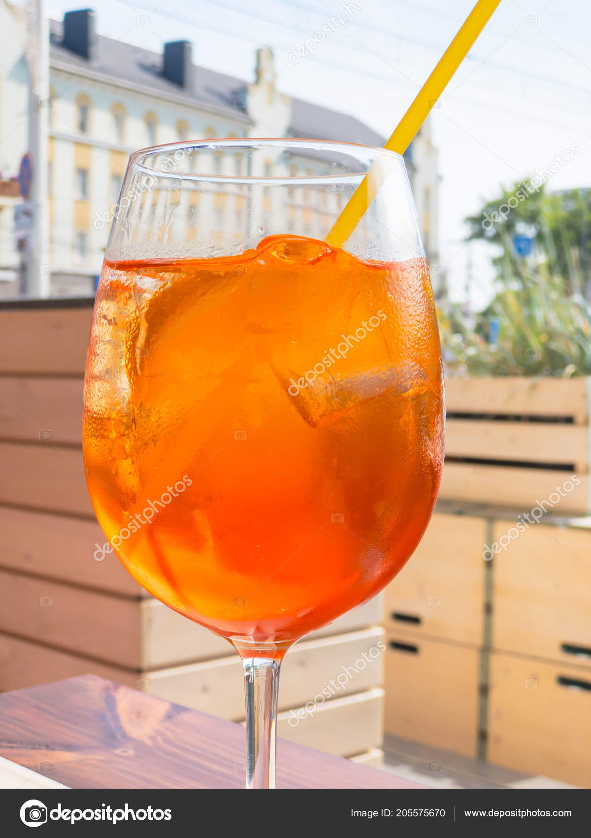 Copa llena de cóctel Aperol Spritz — Foto de stock #205575670 © toxawww